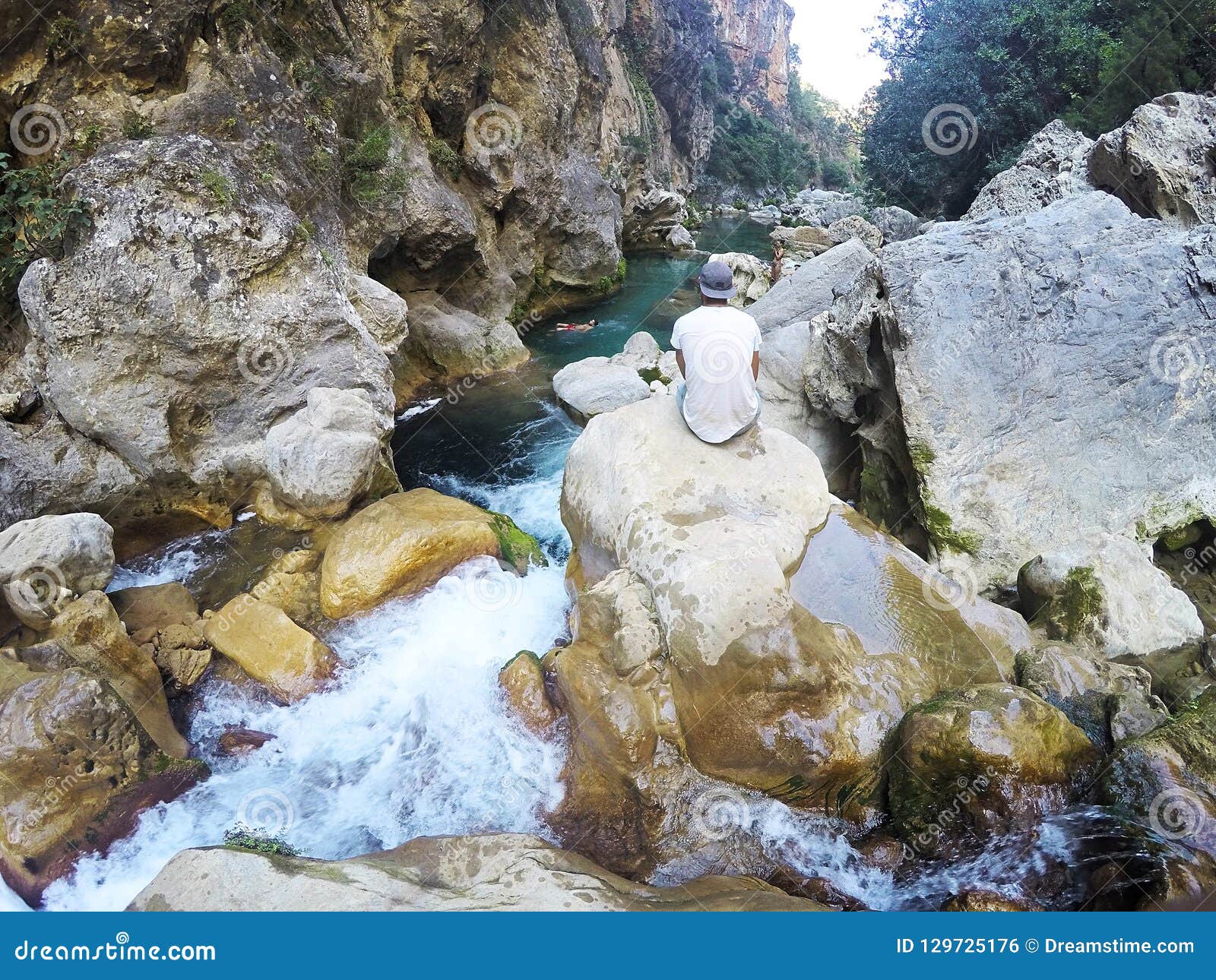 Akchour waterfall editorial photo. Image of water, waterfall - 129725176