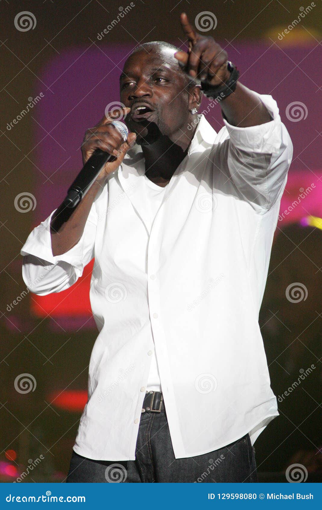 Akon Executa No Teleton Do SOS Imagem Editorial - Imagem de nariz ...
