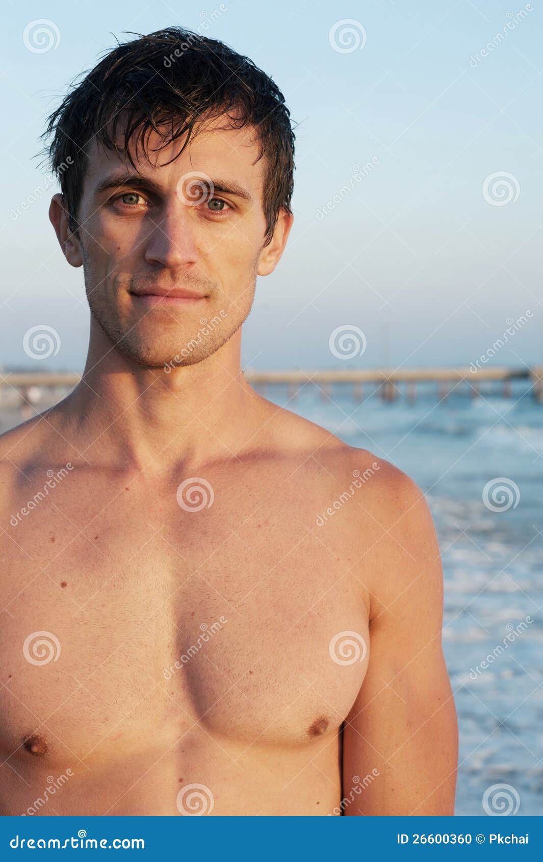Aktiver Junger Mann am Strand Stockfoto - Bild von lebensstil, neigung ...