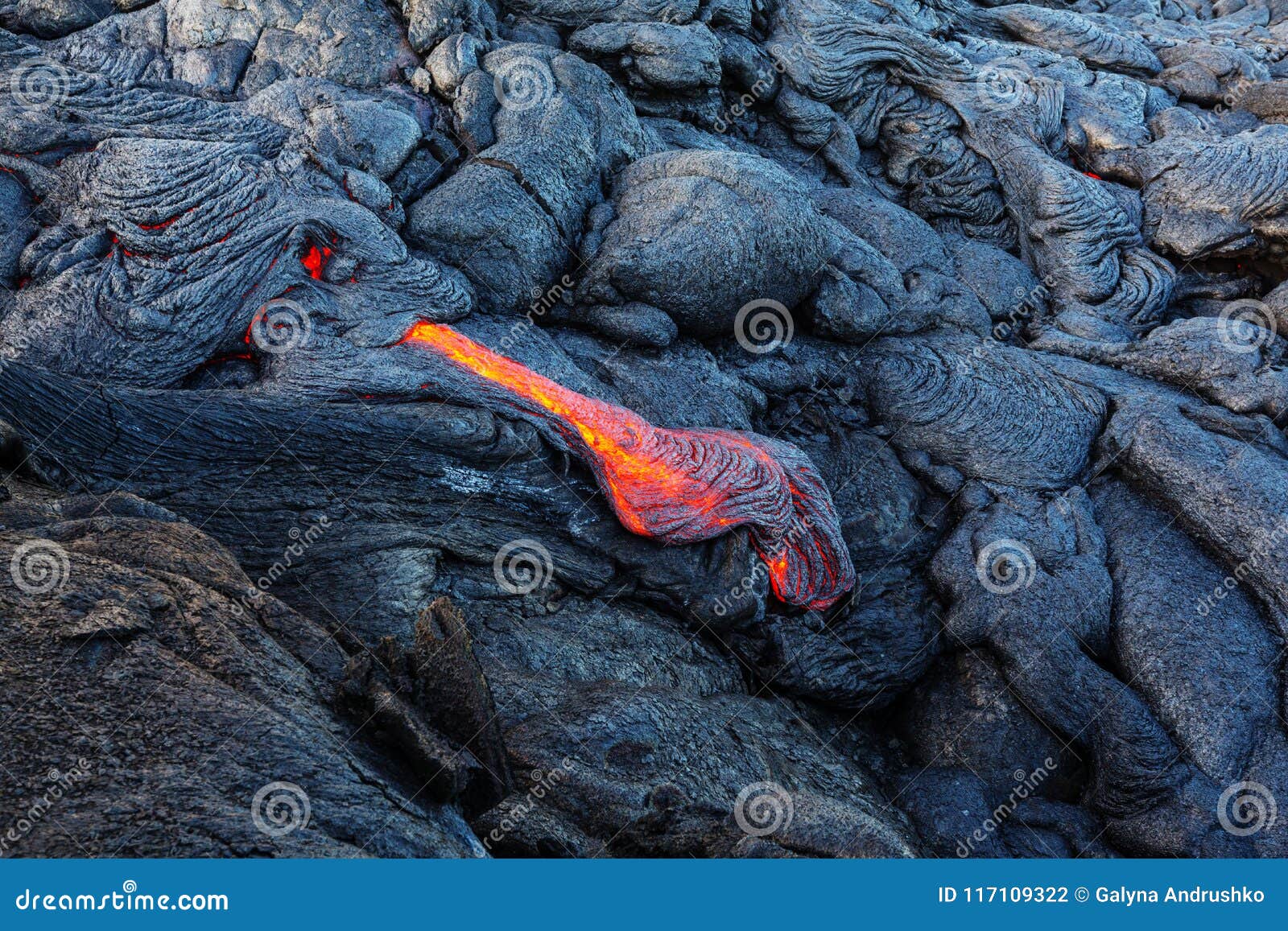 Aktiver Vulkan stockfoto. Bild von nahaufnahme, feld - 117109322