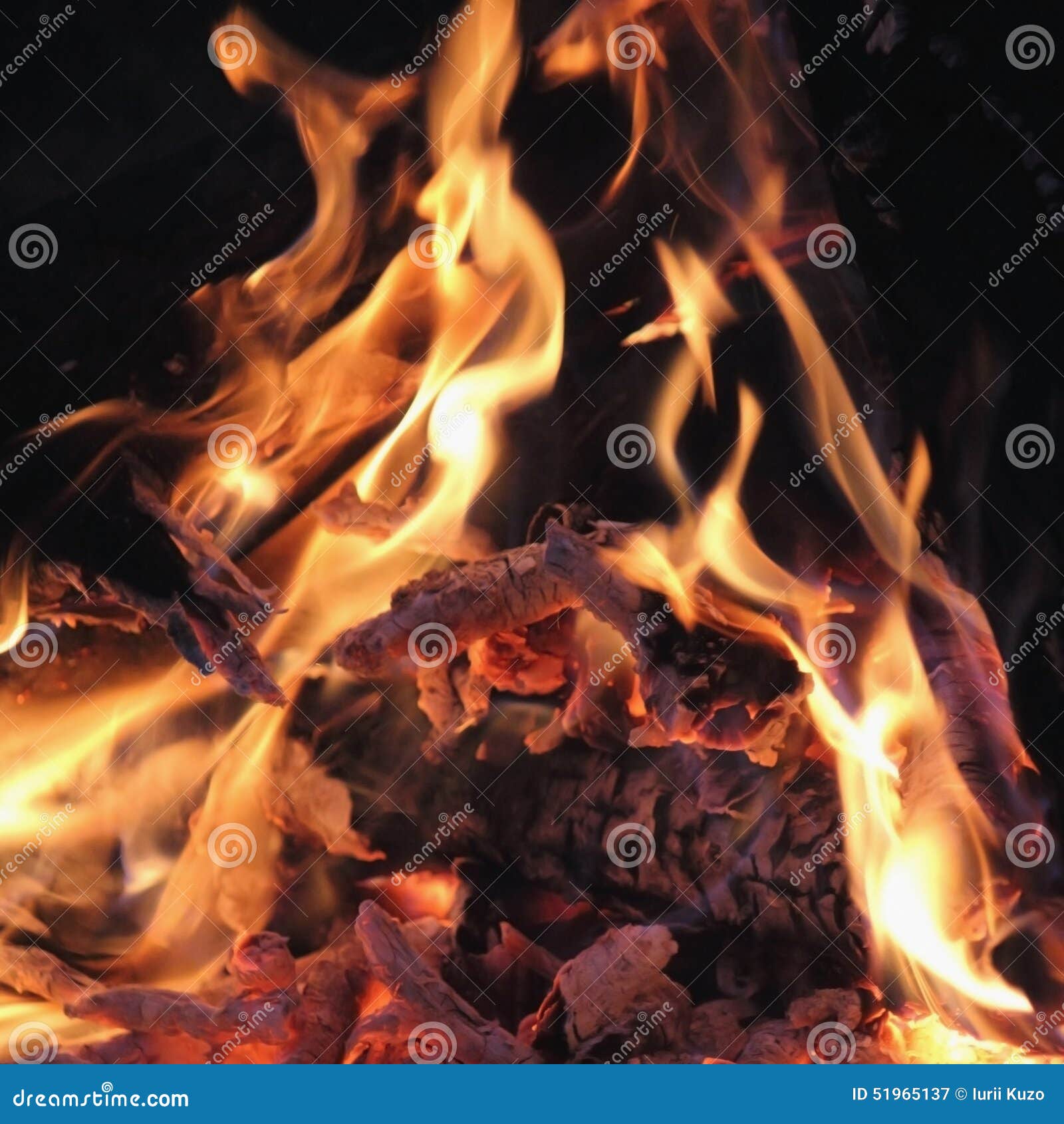 Aktivera flammor fotografering för bildbyråer. Bild av halstrar - 51965137