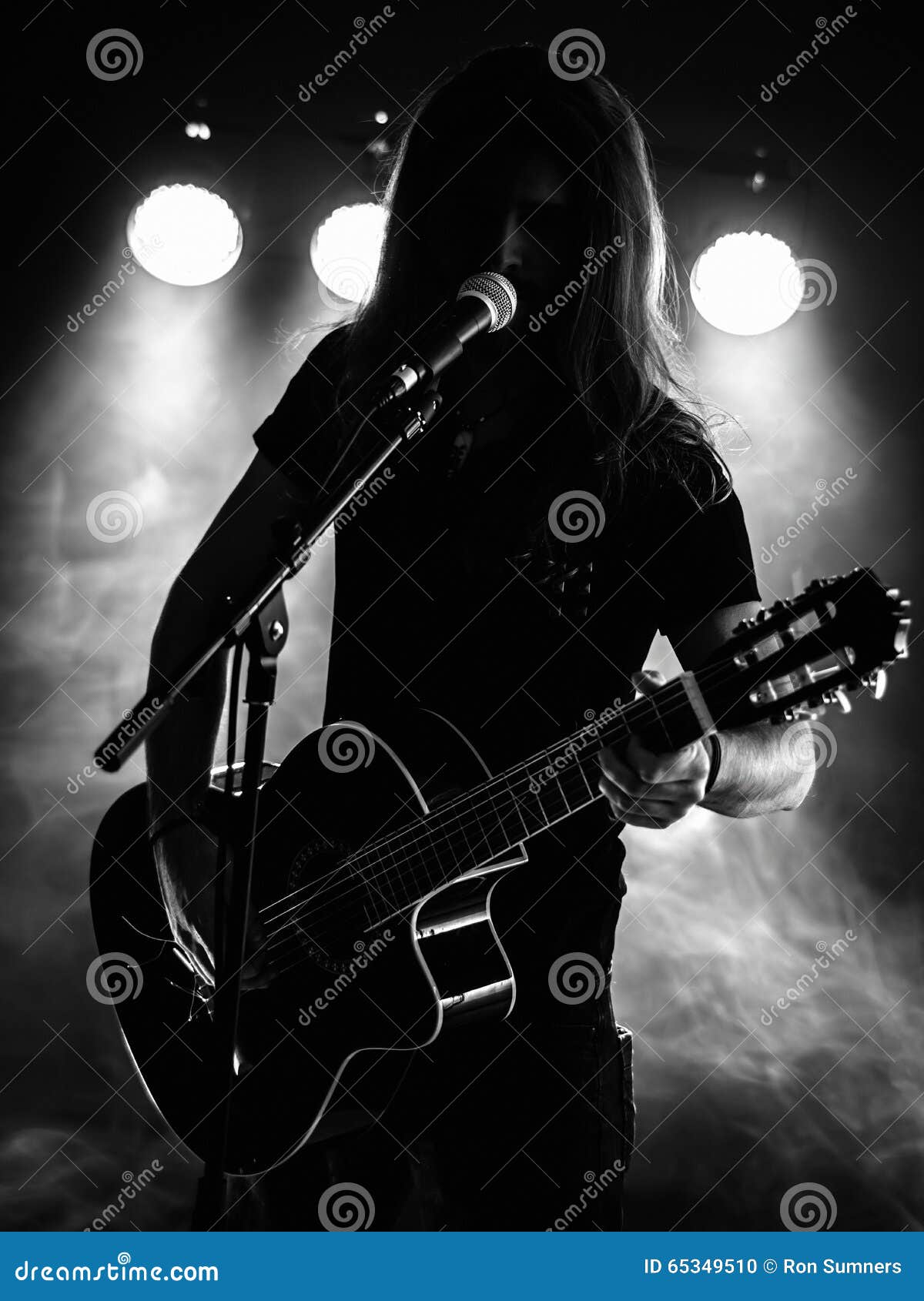 Akustischer Gitarrist Des Schattenbildes Auf Stadium Stockfoto - Bild ...