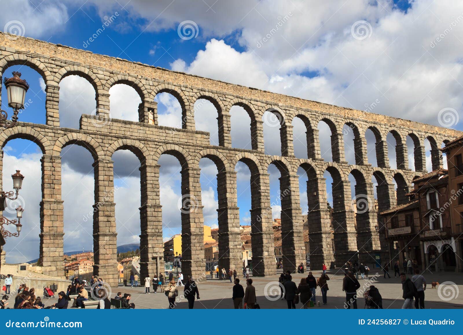 Akvedukt segovia redaktionell arkivbild. Bild av europeiskt - 24256827