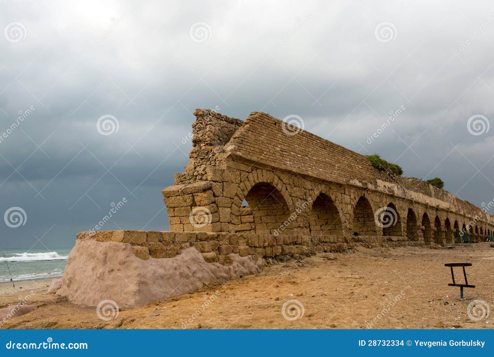 Akwedukt zdjęcie stock. Obraz złożonej z stary, rzymski - 28732334