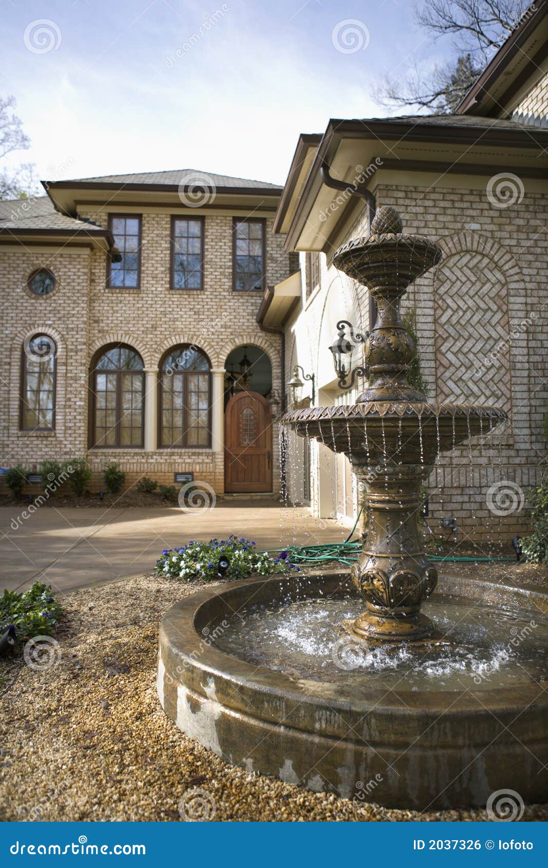 Al Aire Libre De Hogar Con La Fuente. Foto de archivo - Imagen de ...