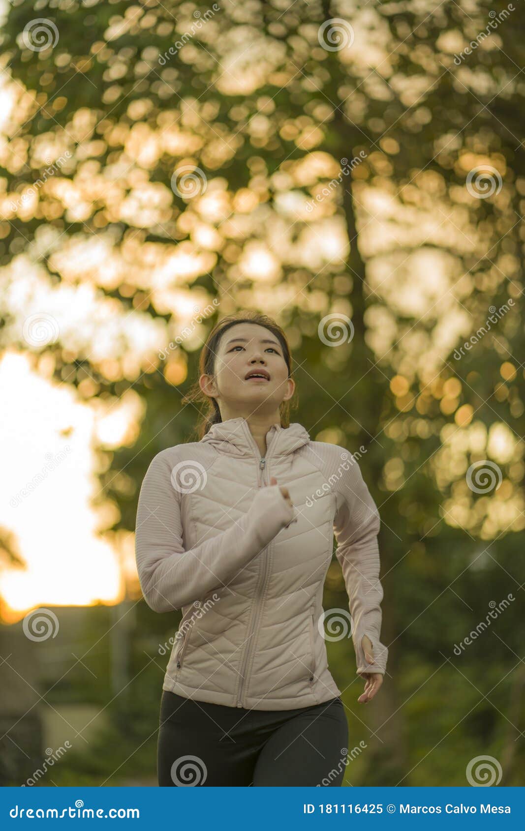 Al Aire Libre Haciendo Ejercicio Joven Feliz Y Dedicada Mujer De Asia ... Al Aire Libre Haciendo Ejercicio Joven Feliz Y Dedicada Mujer De Asia ...
