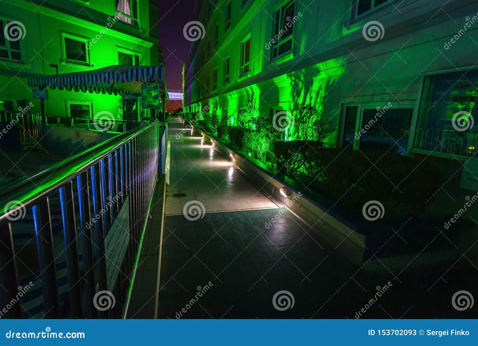 Al Bustan Centre editorial stock photo. Image of exterior - 153702093