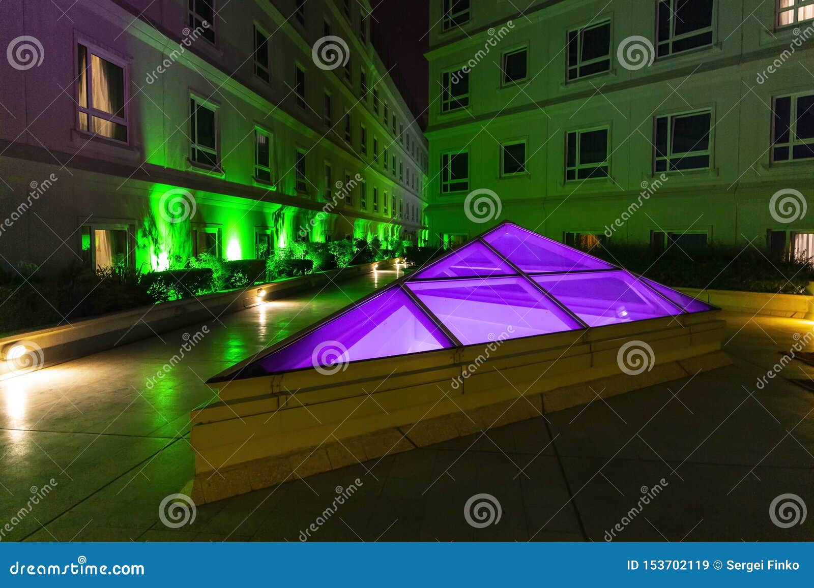 Al Bustan Centre editorial stock image. Image of illumination - 153702119