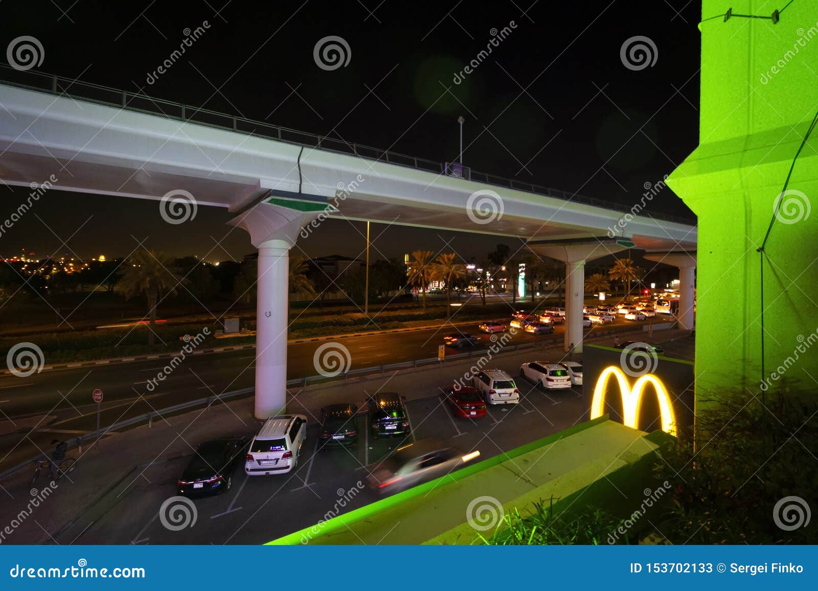 Al Bustan Centre editorial stock photo. Image of reflection - 153702133