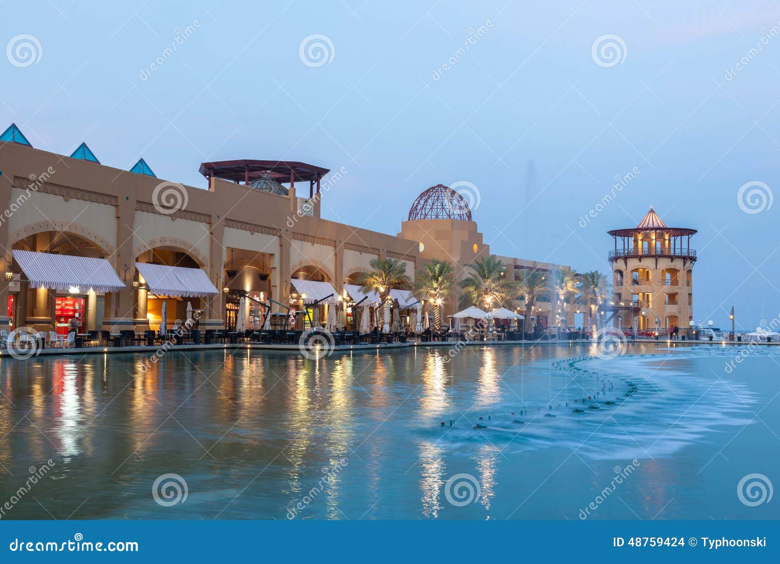 Al Kout Mall in Koeweit Bij Schemer Redactionele Stock Afbeelding ...