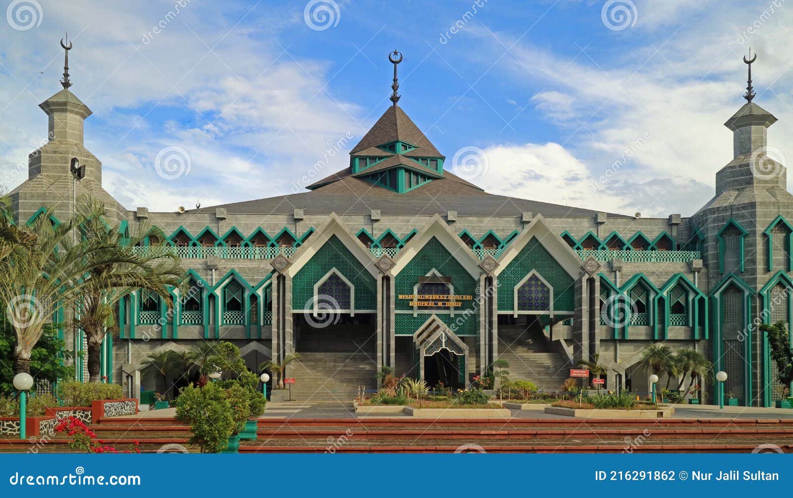 Al-Markaz Al-Islami Mosque editorial photography. Image of tower ...