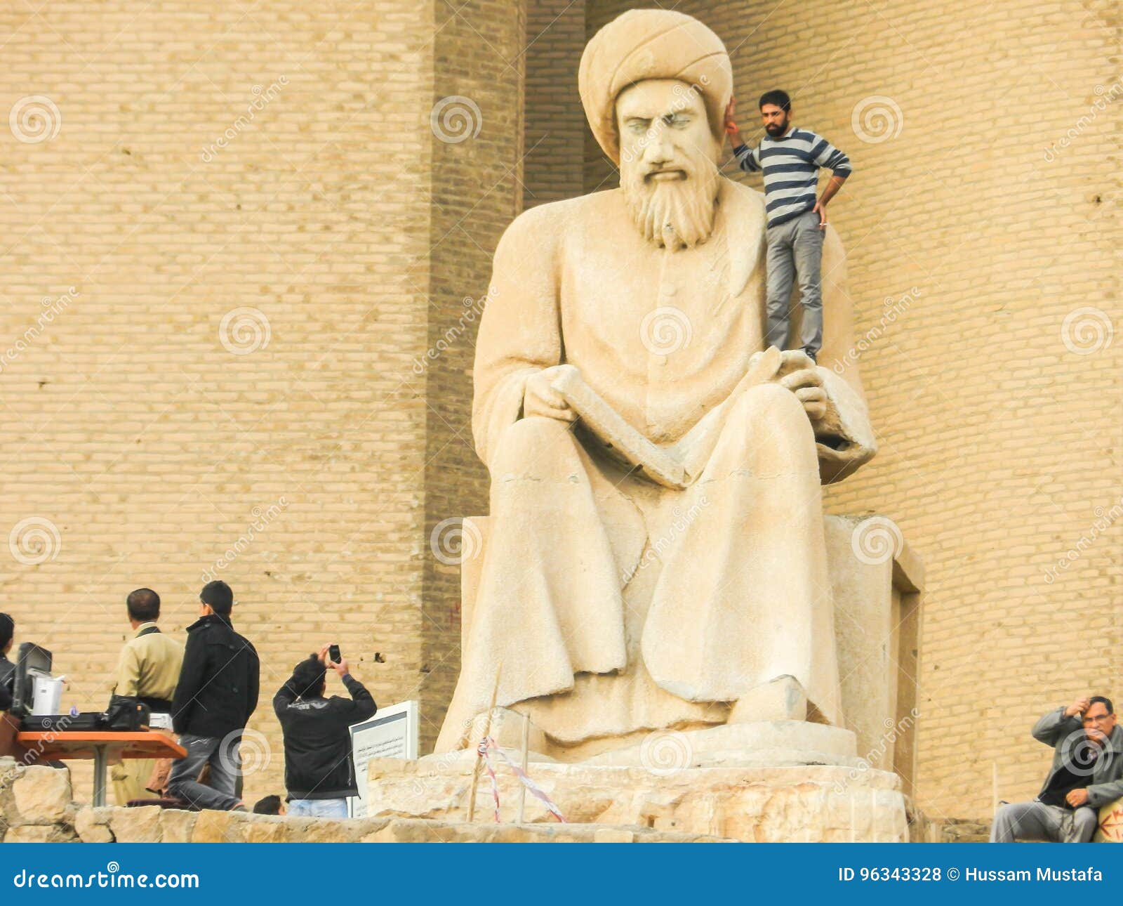 Al Mustewfi Statue in Downtown Erbil - Hawler Editorial Stock Photo ... Al Mustewfi Statue in Downtown Erbil - Hawler Editorial Stock Photo ...