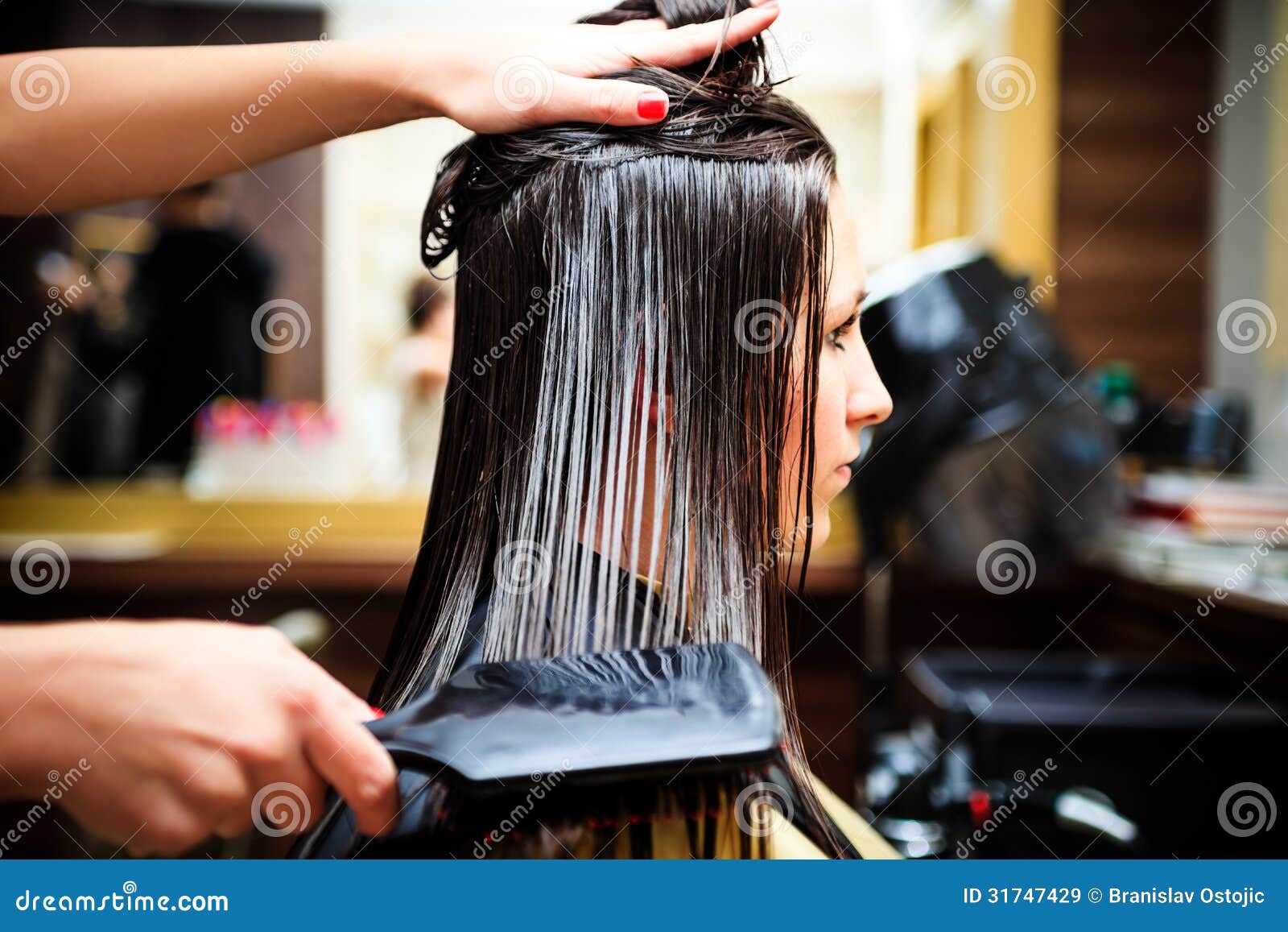 Al parrucchiere immagine stock. Immagine di cliente, giovane - 31747429