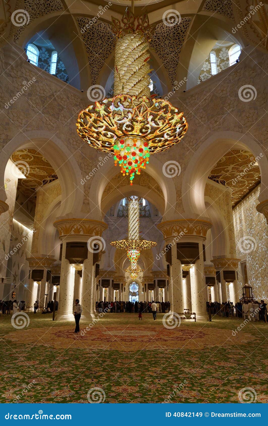 AL SHEIKH ZAYED MOSQUE editorial stock image. Image of column - 40842149