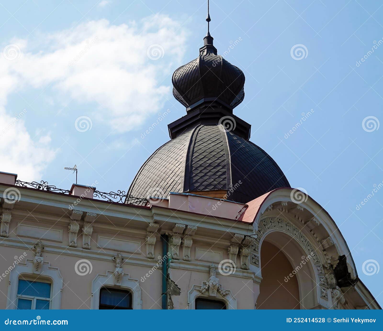 Ala de un edificio antiguo foto de archivo. Imagen de turismo - 252414528