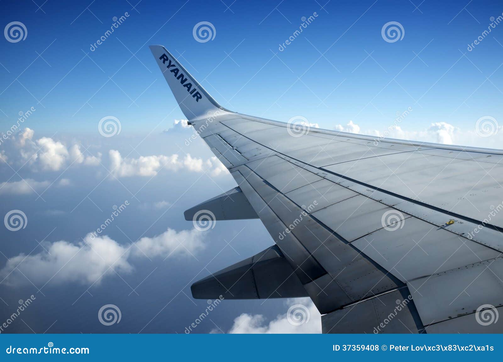 Ala di aereo di Ryanair fotografia stock editoriale. Immagine di ...