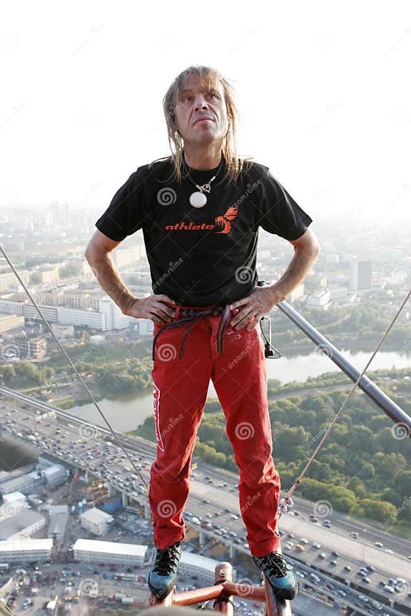 Alain Robert on Top of Skyscraper Editorial Image - Image of france ...
