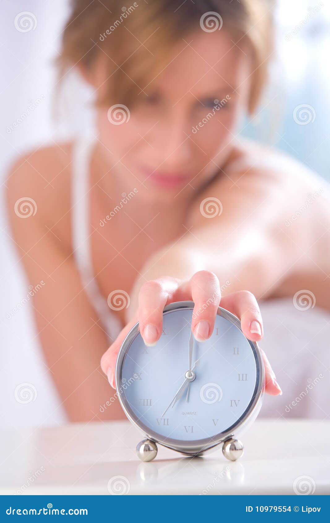 Alarma del reloj foto de archivo. Imagen de retrato, mujer - 10979554