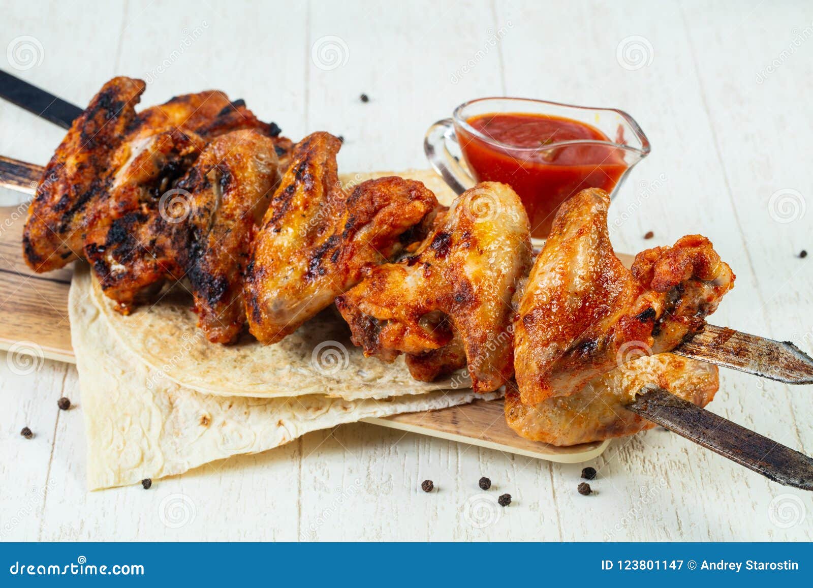 Alas De Pollo Asadas a La Parilla Imagen de archivo - Imagen de primer ...