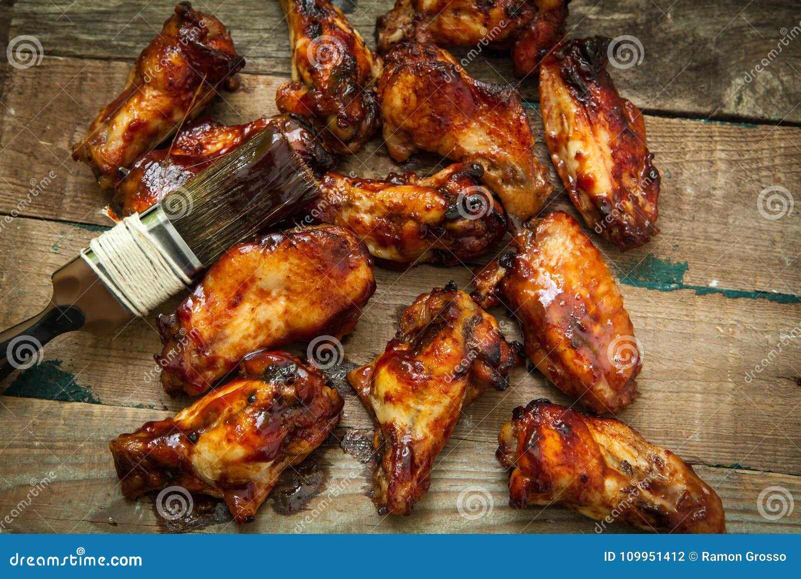 Alas de pollo del Bbq foto de archivo. Imagen de salsa - 109951412