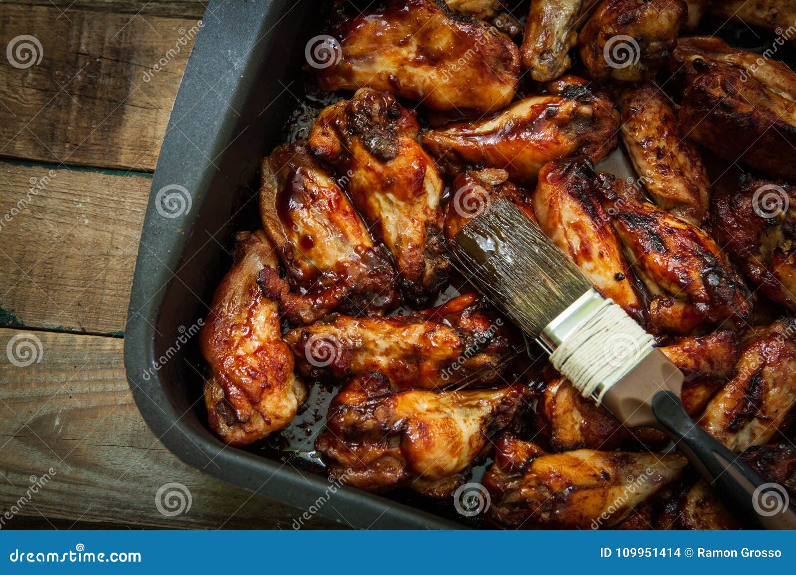 Alas de pollo del Bbq foto de archivo. Imagen de especia - 109951414