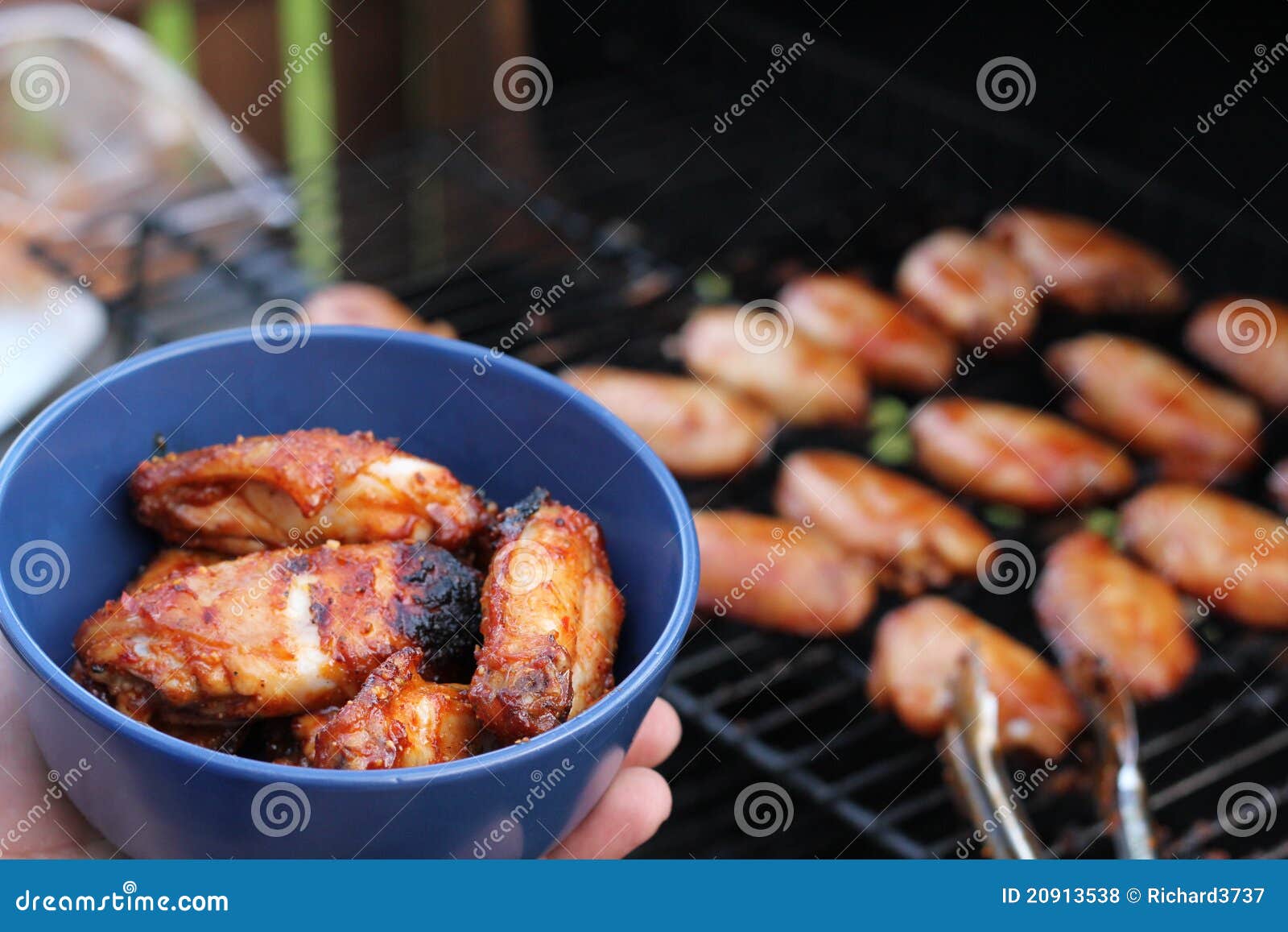 Alas de pollo en el Bbq foto de archivo. Imagen de parrilla - 20913538