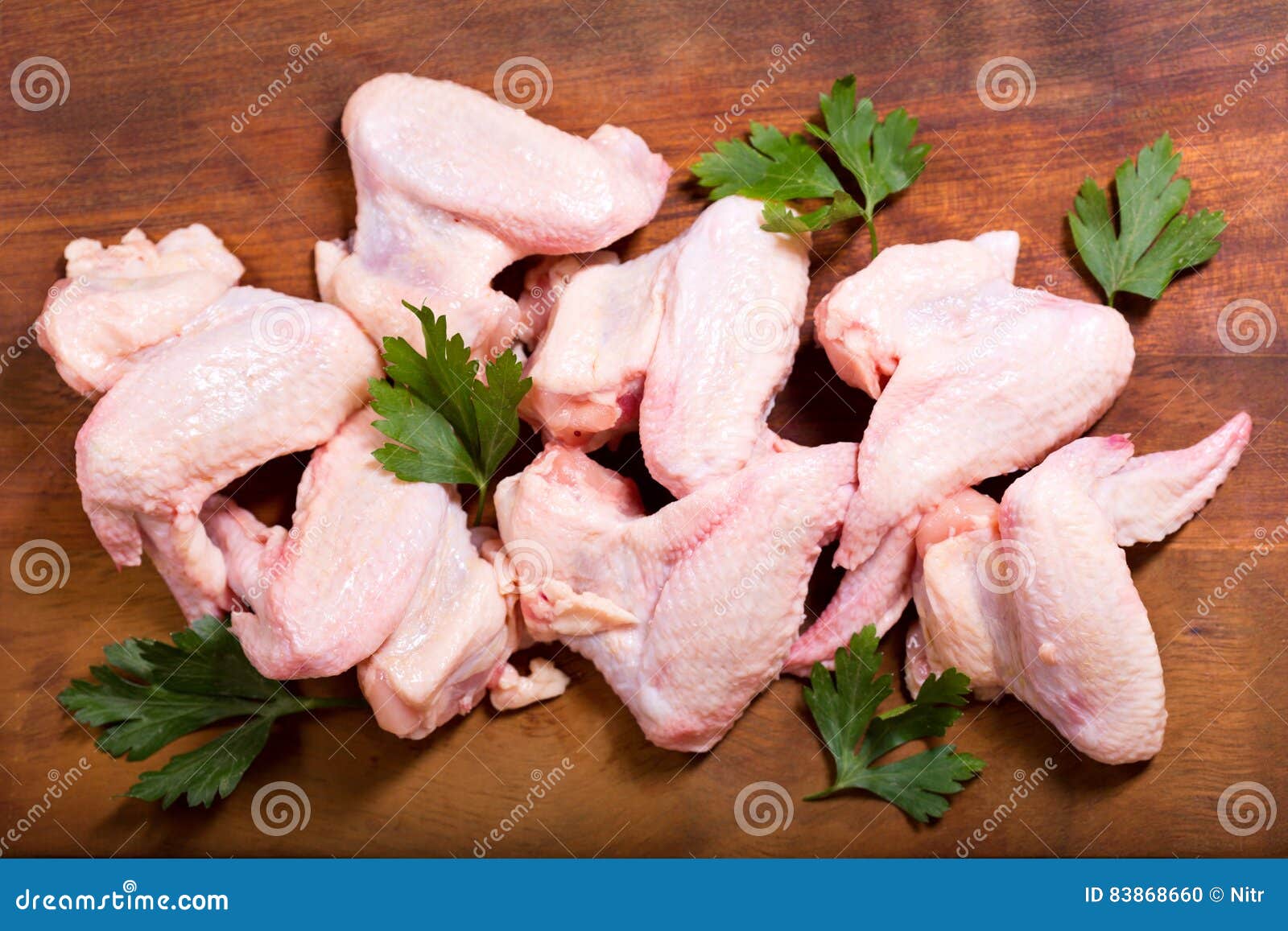 Alas de pollo frescas foto de archivo. Imagen de nadie - 83868660
