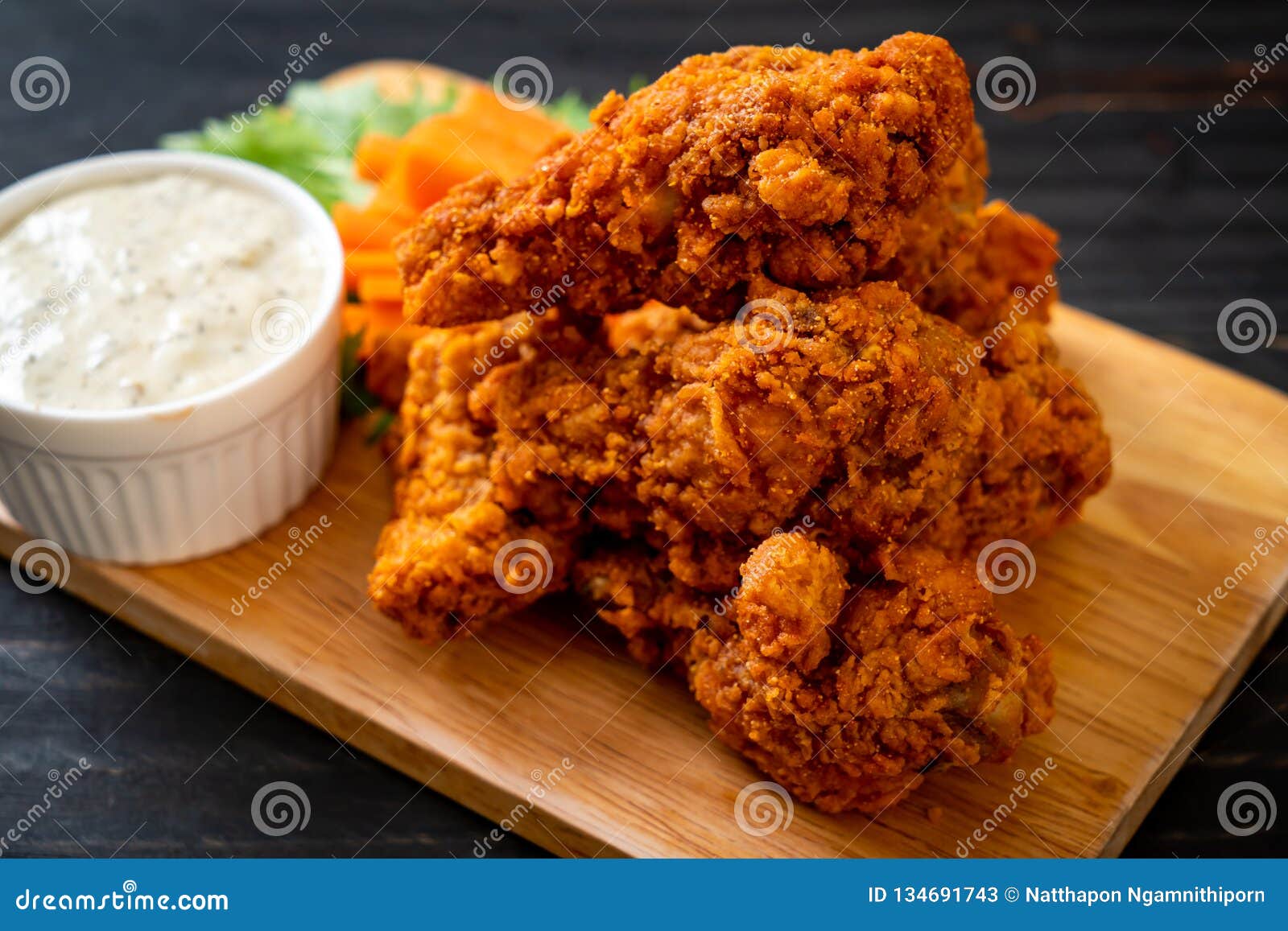 Alas De Pollo Picantes Fritas Imagen de archivo - Imagen de cena ...