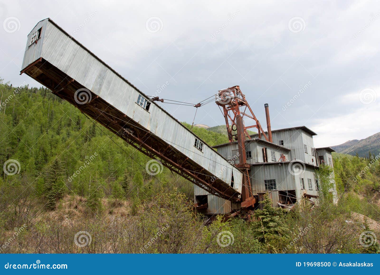 Alaska-Goldmine-Bagger stockfoto. Bild von gold, alaska - 19698500