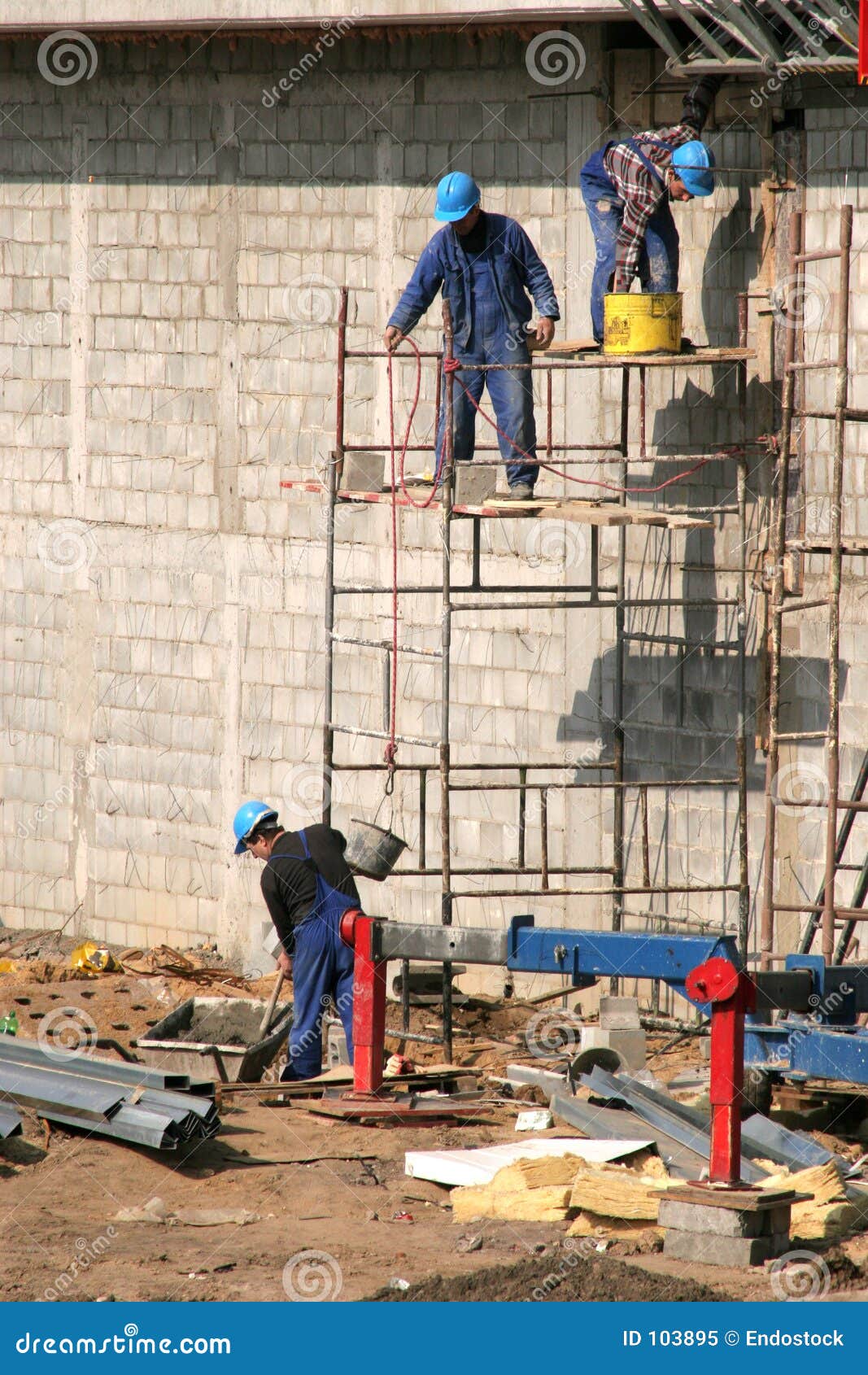 Albañiles en el andamio imagen de archivo. Imagen de ingenieros - 103895