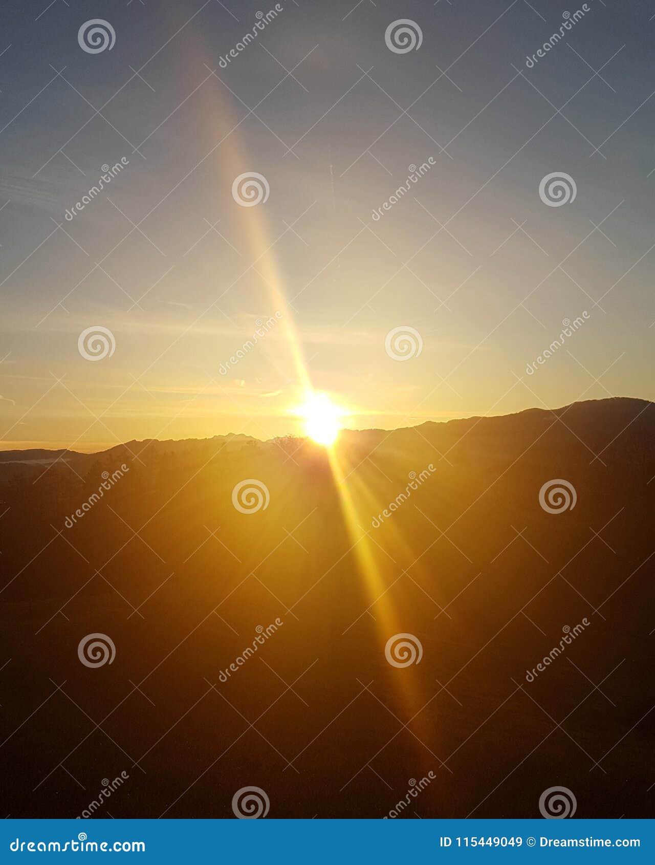 ALBA immagine stock. Immagine di alba, luce, sole, mattina - 115449049