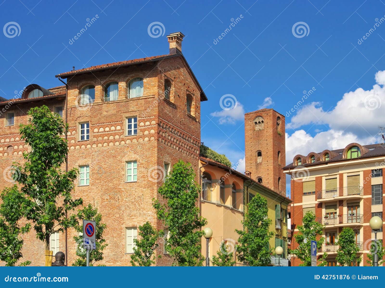 Alba fotografia stock. Immagine di torretta, europa, castello - 42751876