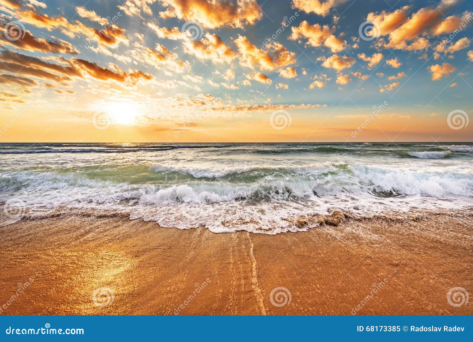 Alba Brillante Della Spiaggia Dell'oceano Immagine Stock - Immagine di ...
