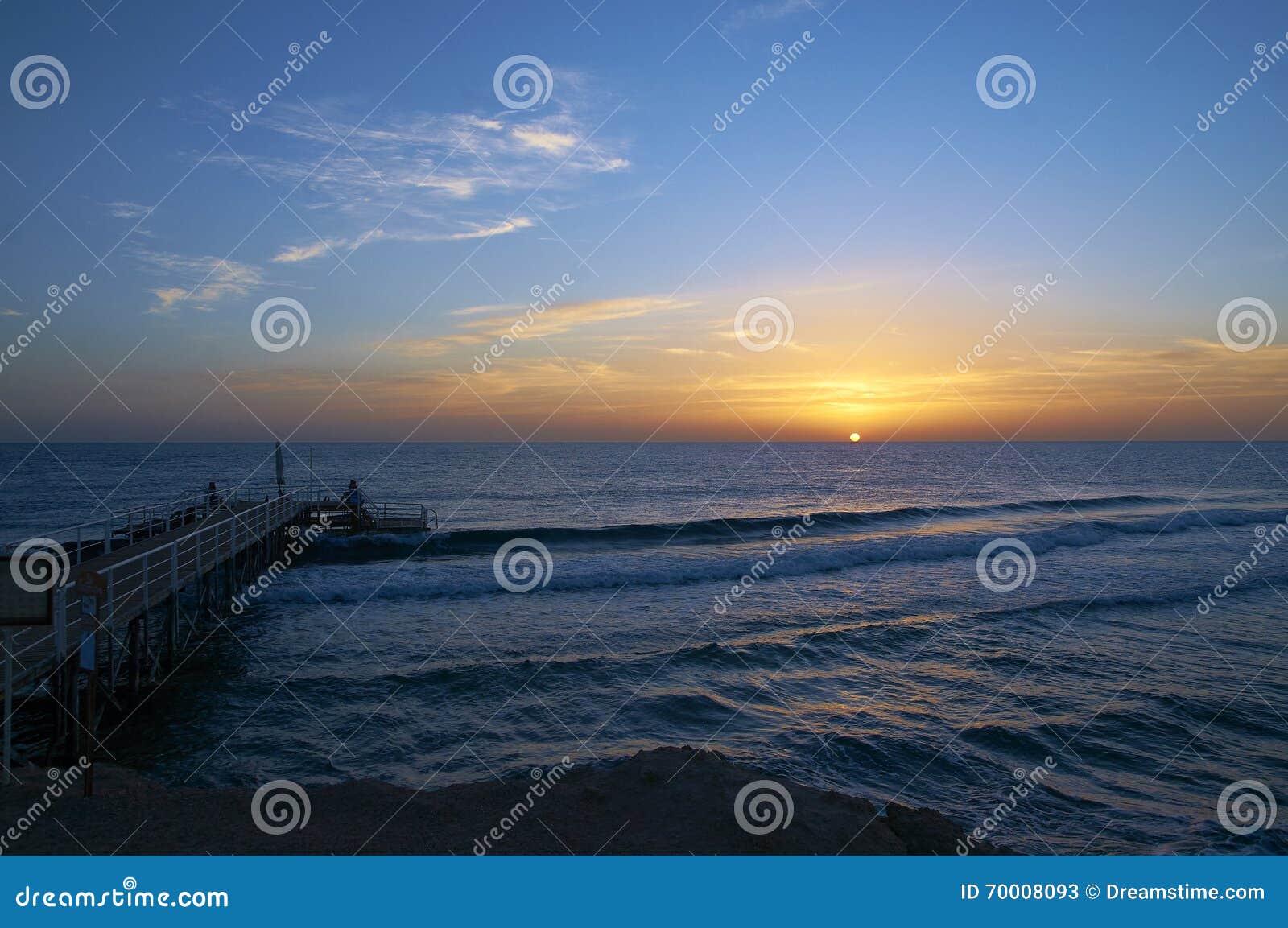 Alba del Mar Rosso immagine stock. Immagine di rosso - 70008093