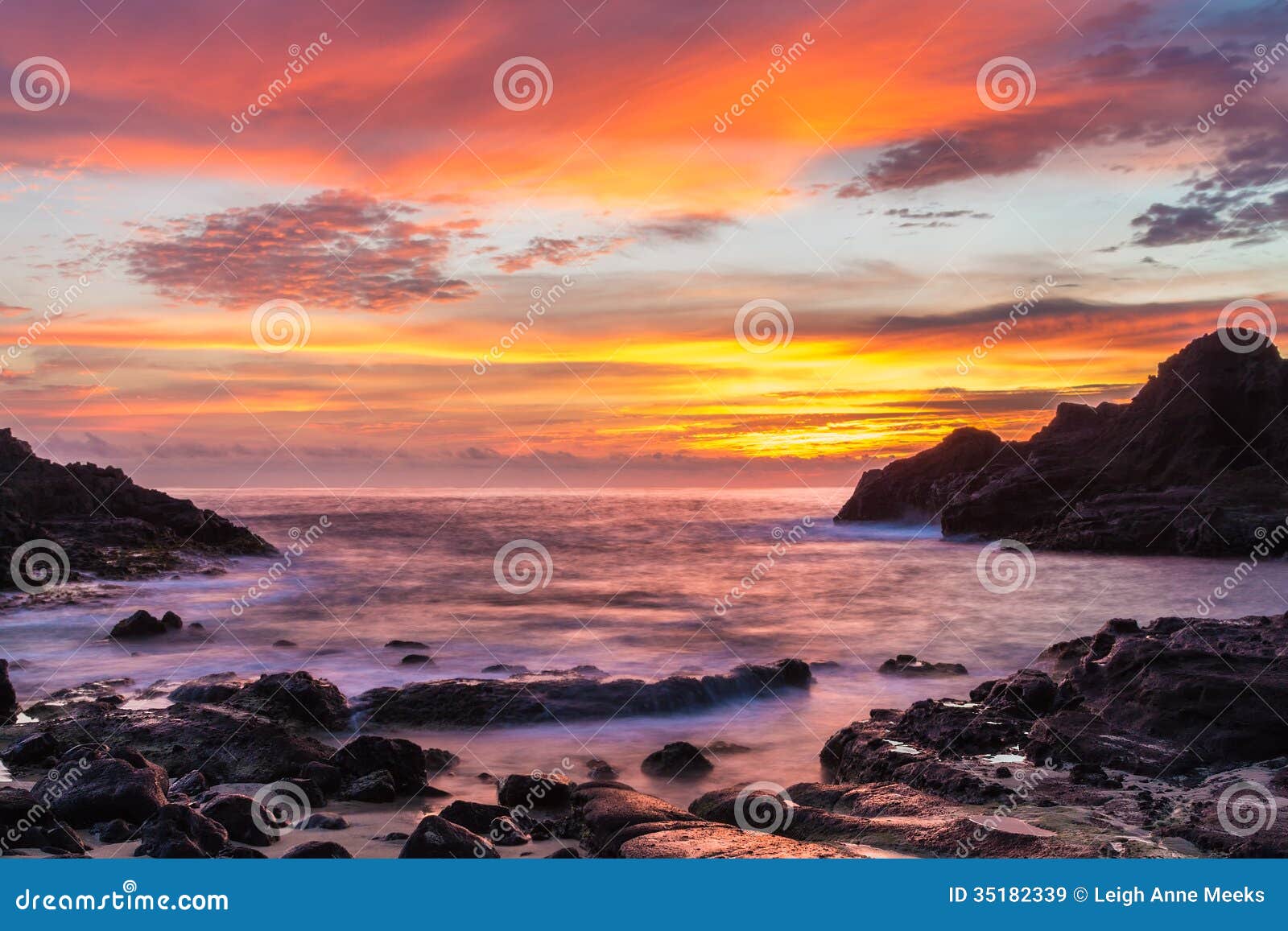 Alba della baia di Halona immagine stock. Immagine di costa - 35182339