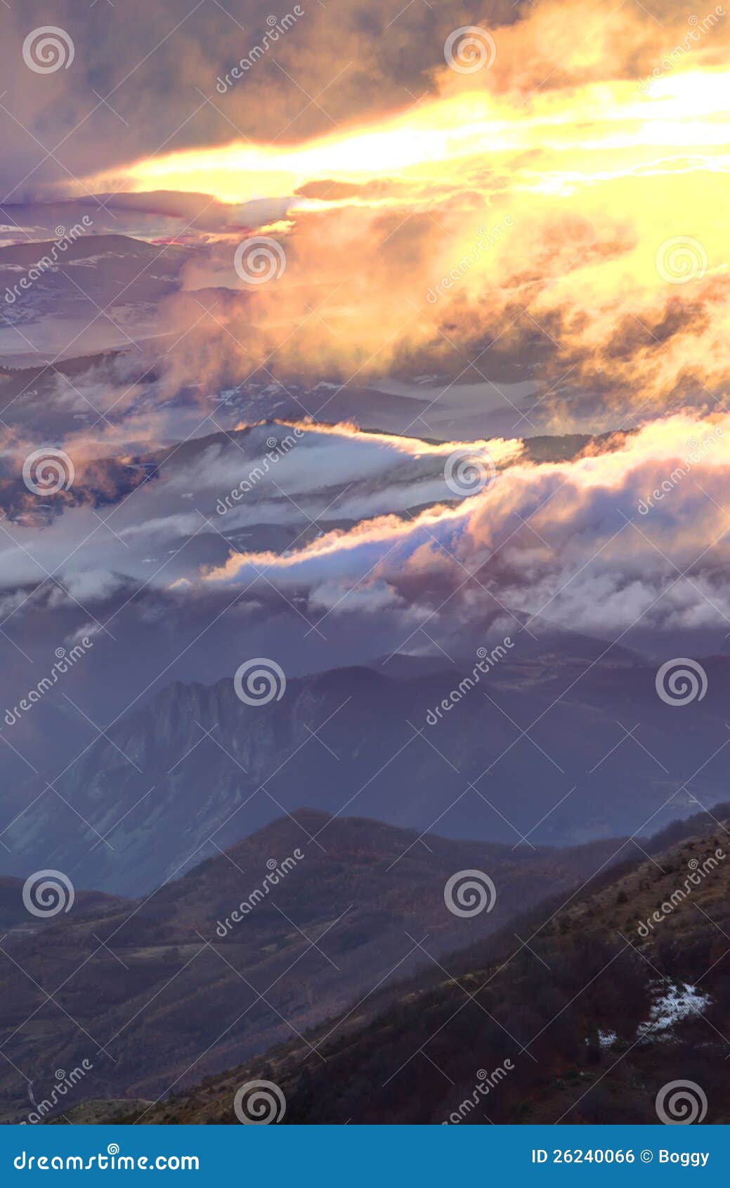 Alba della montagna fotografia stock. Immagine di bello - 26240066