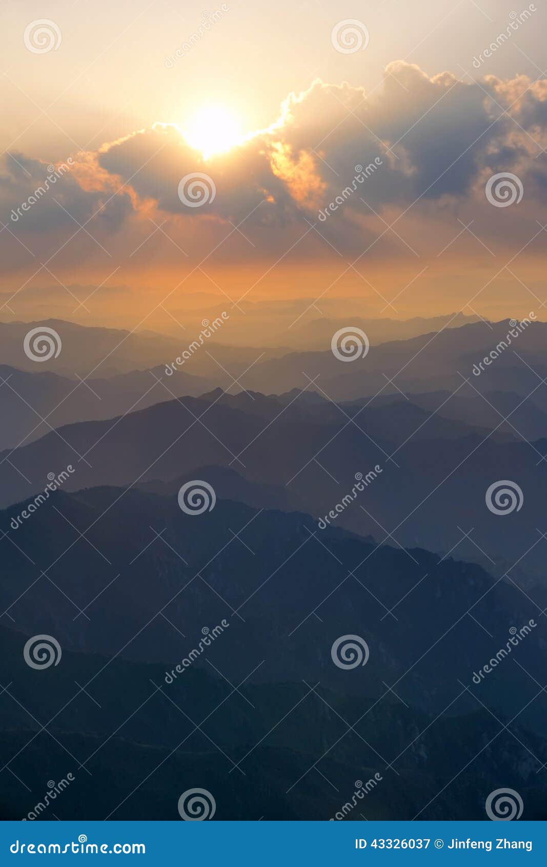 Alba della montagna immagine stock. Immagine di paesaggio - 43326037