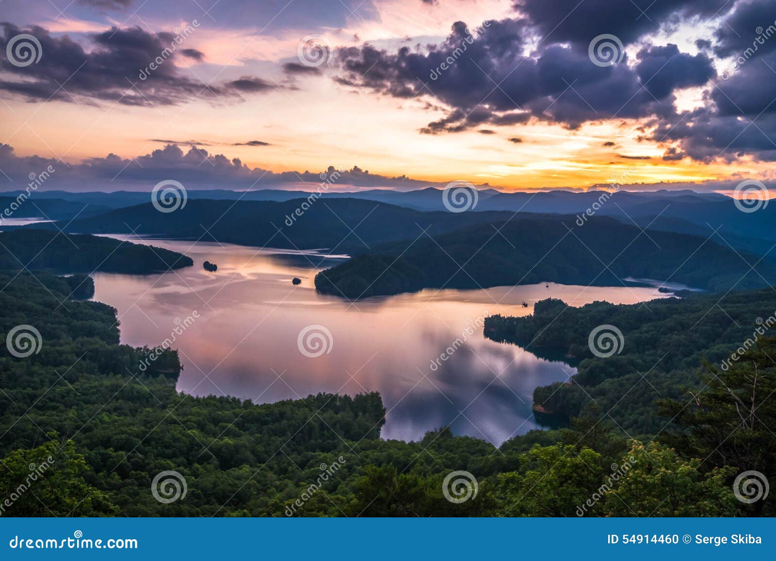 Alba Della Primavera in Ridge Mountain Blu Fotografia Stock - Immagine ...