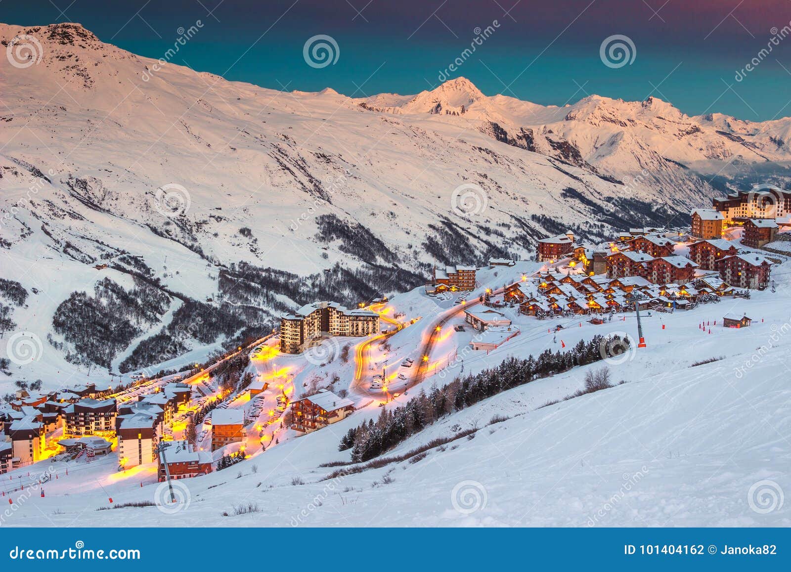 Alba E Stazione Sciistica Magiche Nelle Alpi Francesi, Europa ...