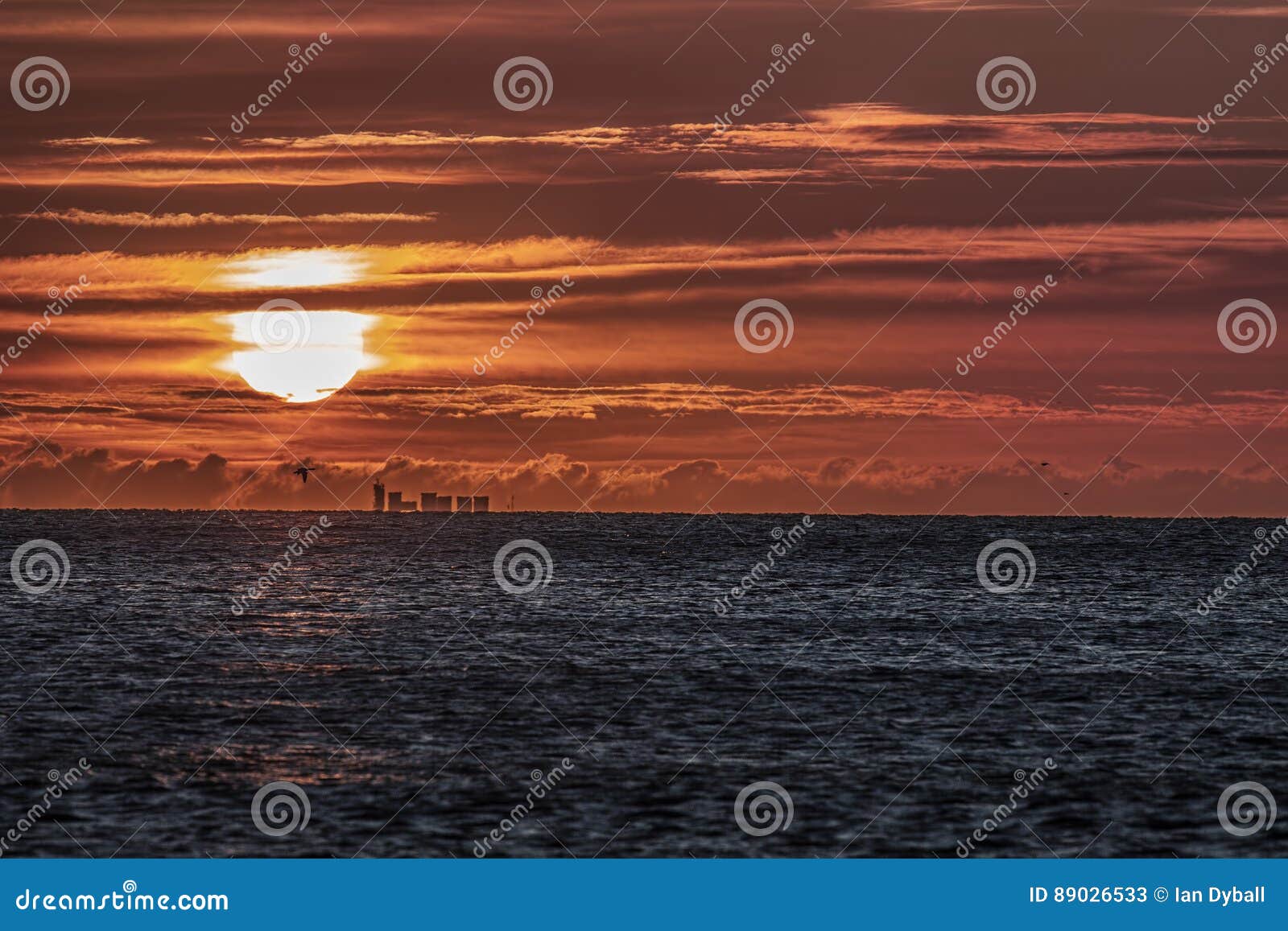 Alba rossa in mare immagine stock. Immagine di calore - 89026533