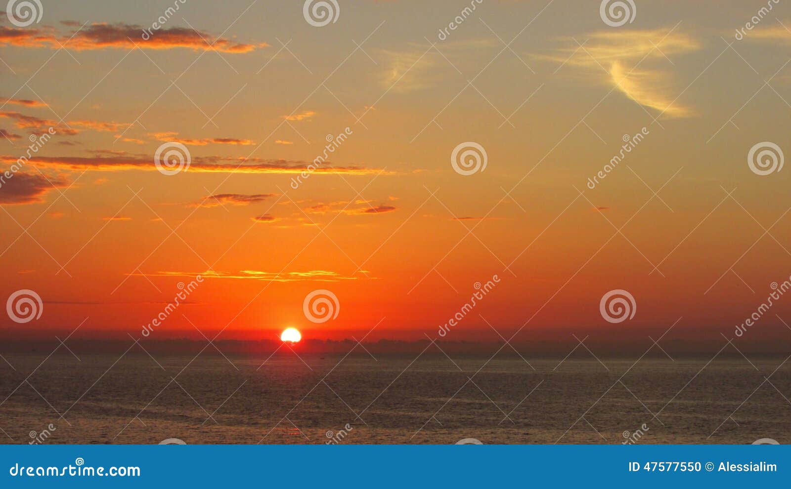 Alba rossa sul mare fotografia stock. Immagine di colori - 47577550