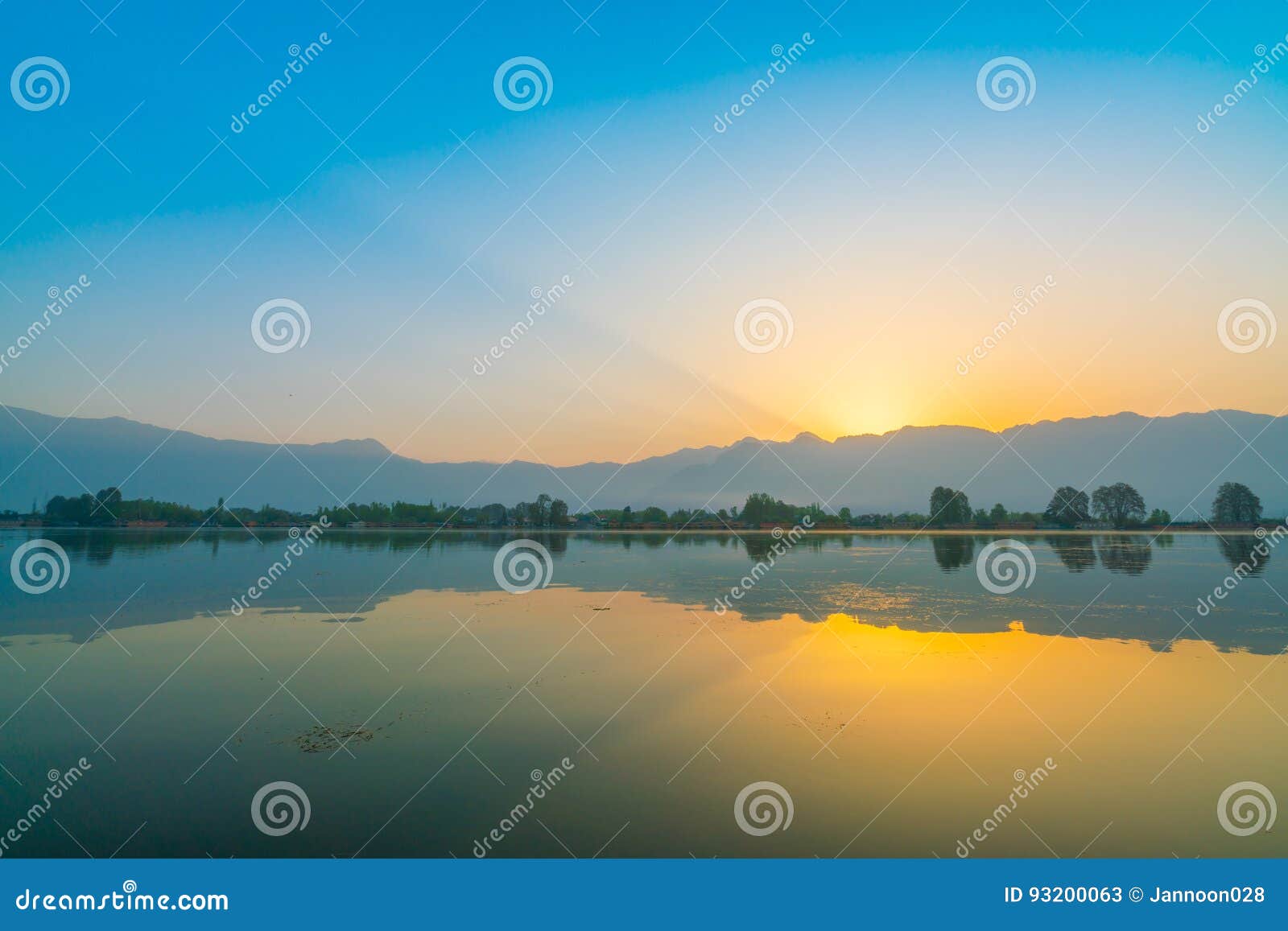 Alba Sul Lago Dal, Kashmir India Immagine Stock - Immagine di lago ...