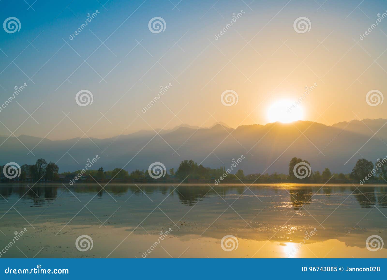 Alba Sul Lago Dal, Kashmir India Immagine Stock - Immagine di nube ...