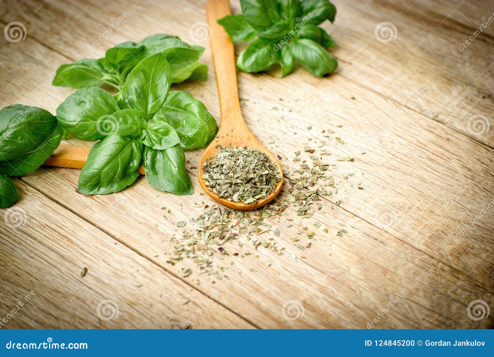 Albahaca Seca, Secada Y Fresca De La Albahaca - En Cuchara En La Tabla ...