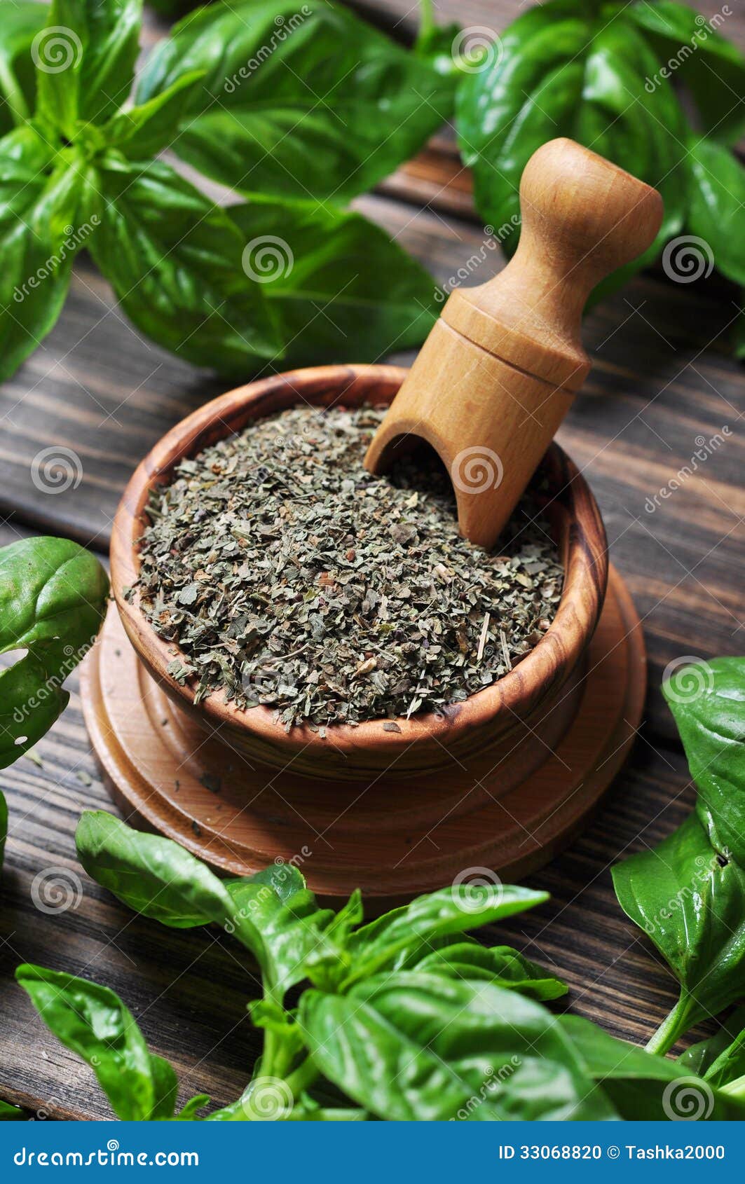 Albahaca seca y fresca foto de archivo. Imagen de dieta - 33068820