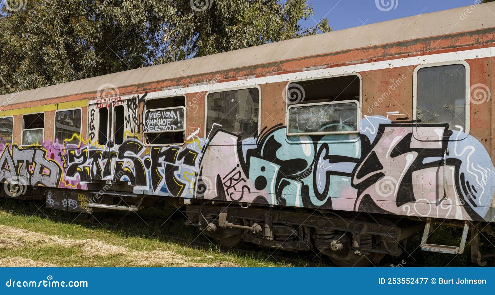 Albania 12 De Mayo De 2022 Vagones De Ferrocarril Cubiertos De Graffiti ...