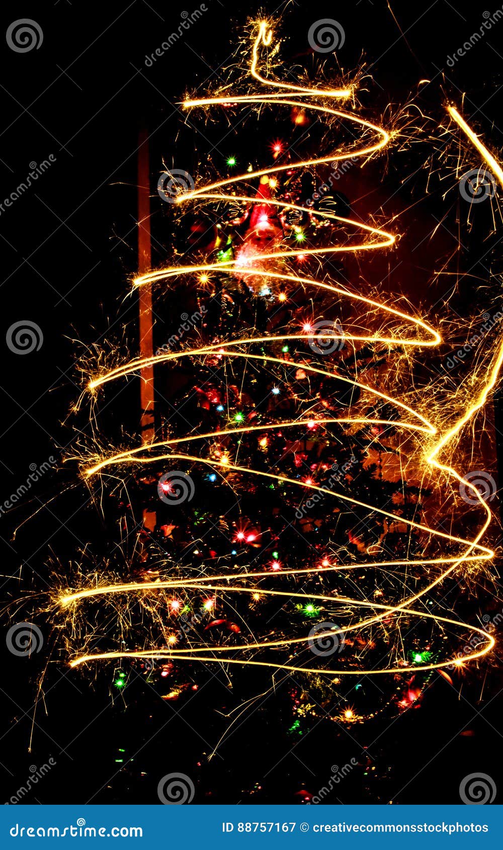 Albero Di Natale E Scintille Immagine. Immagine: 88757167