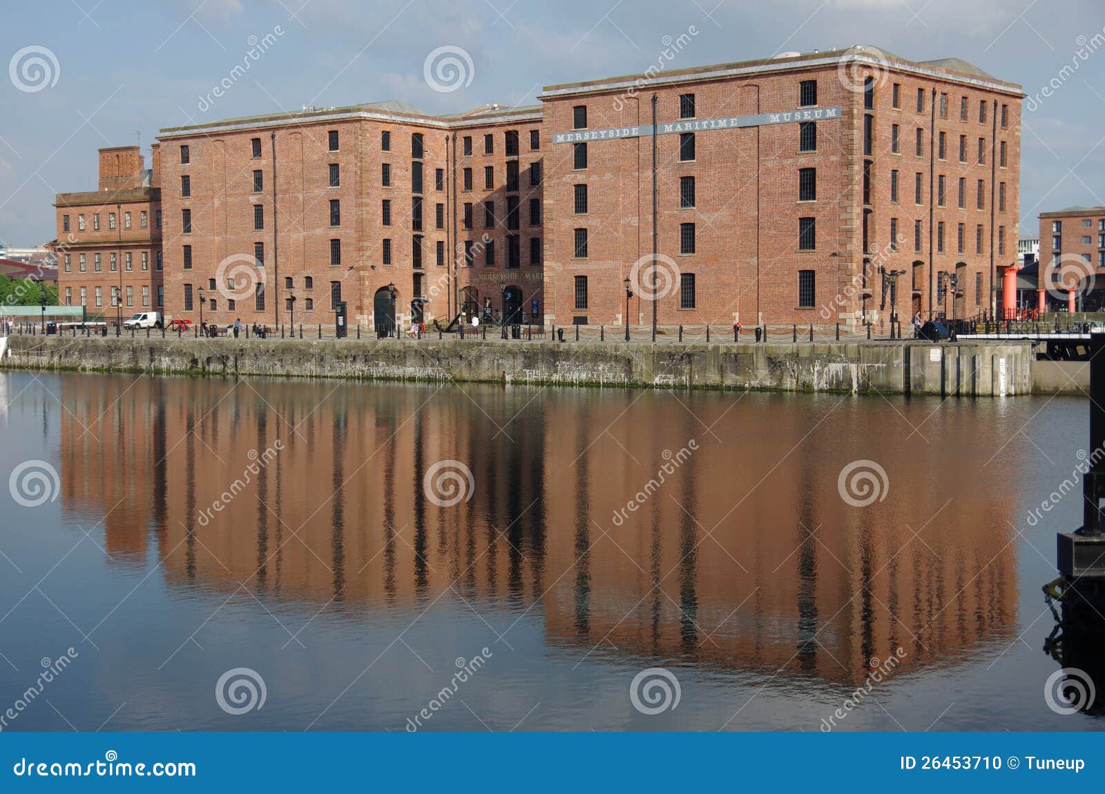 Albert dock editorial image. Image of reflection, clock - 26453710