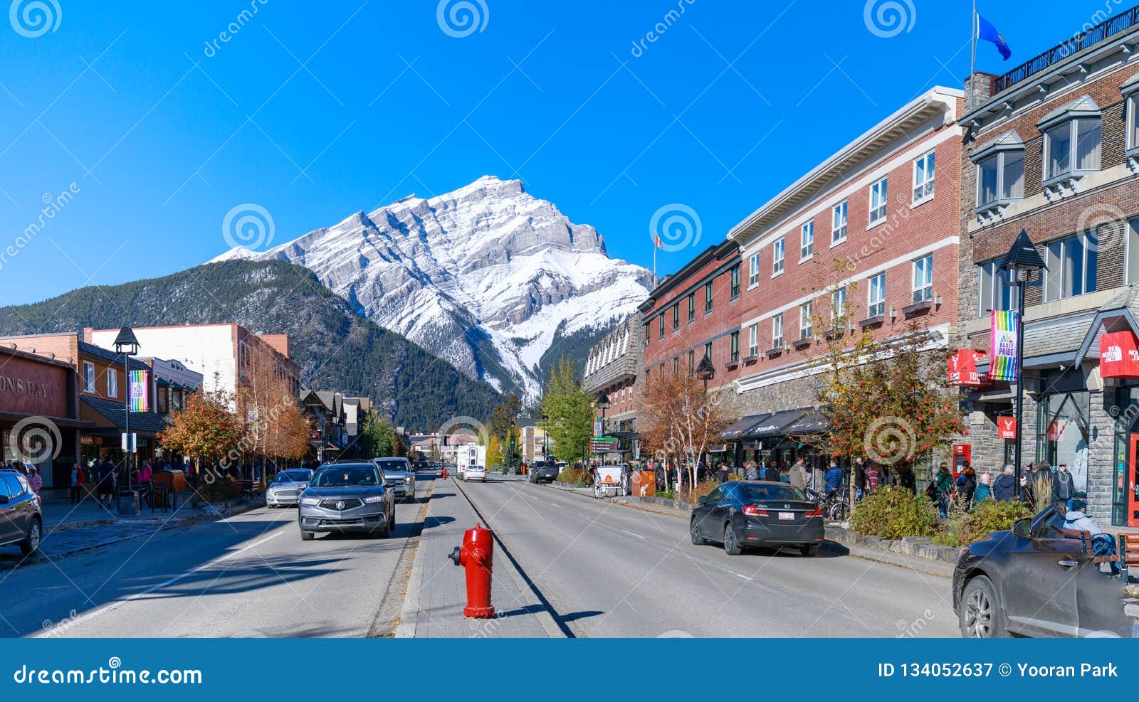 Downtown Banff with Cascade Mountain at Banff National Park Editorial ...