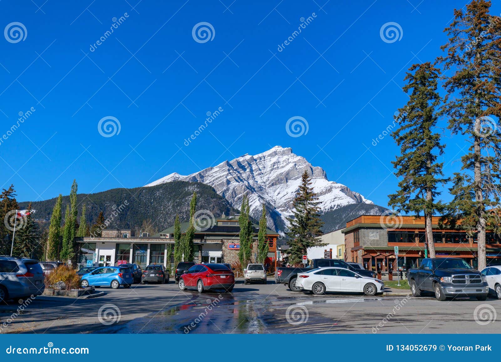 Downtown Banff with Cascade Mountain at Banff National Park Editorial ...